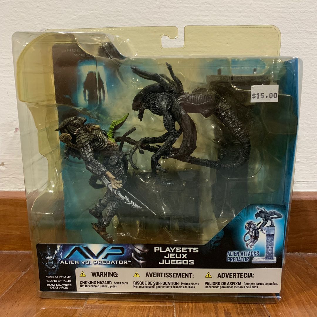 Alien vs. Predator (AVP) playset: Alien Attacks Predator (McFarlane ...