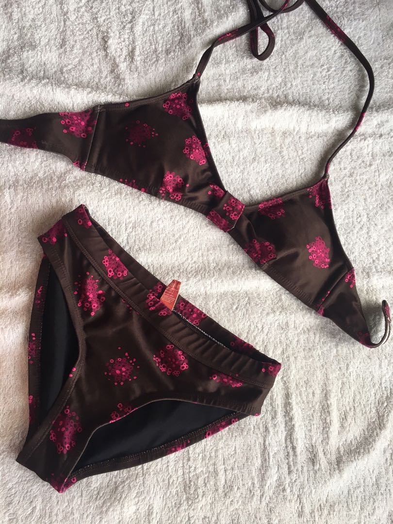 Folded &Hung swim suit, Women's Fashion, Swimwear, Rash guard on Carousell