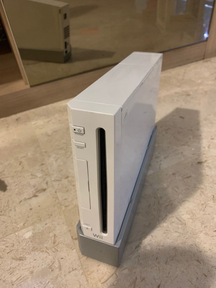 Wii Console c/w stand and controllers , Video Gaming, Gaming ...