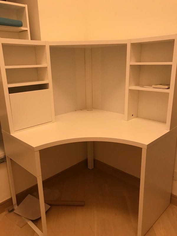 IKEA MICKE corner desk, 傢俬＆家居, 傢俬, 書櫃、櫃子及架 - Carousell