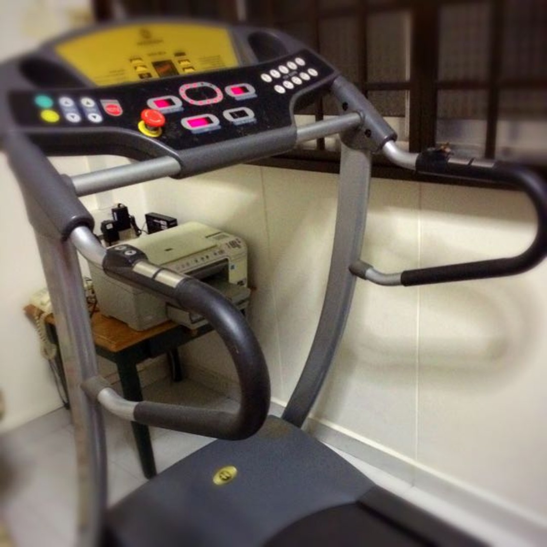 High-end (16 kph max) treadmill Horizon Fitness HTM-4000, Sports ...