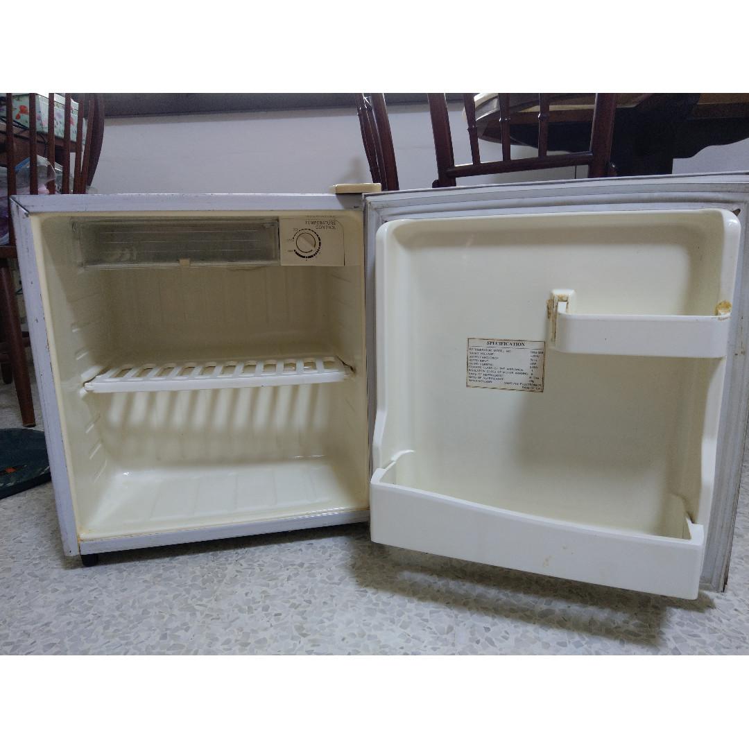 Samsung mini fridge SRG-058, TV & Home Appliances, Kitchen Appliances ...