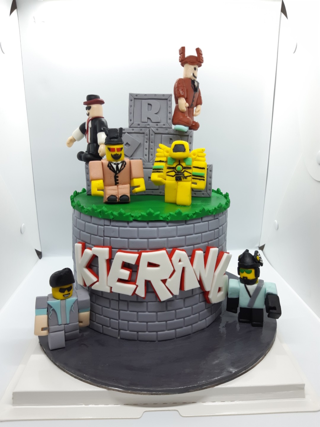 Roblox Cake, Food & Drinks, Homemade Bakes on Carousell