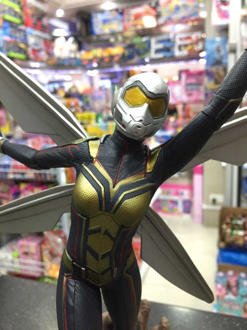 Wasp statue, Hobbies & Toys, Toys & Games on Carousell