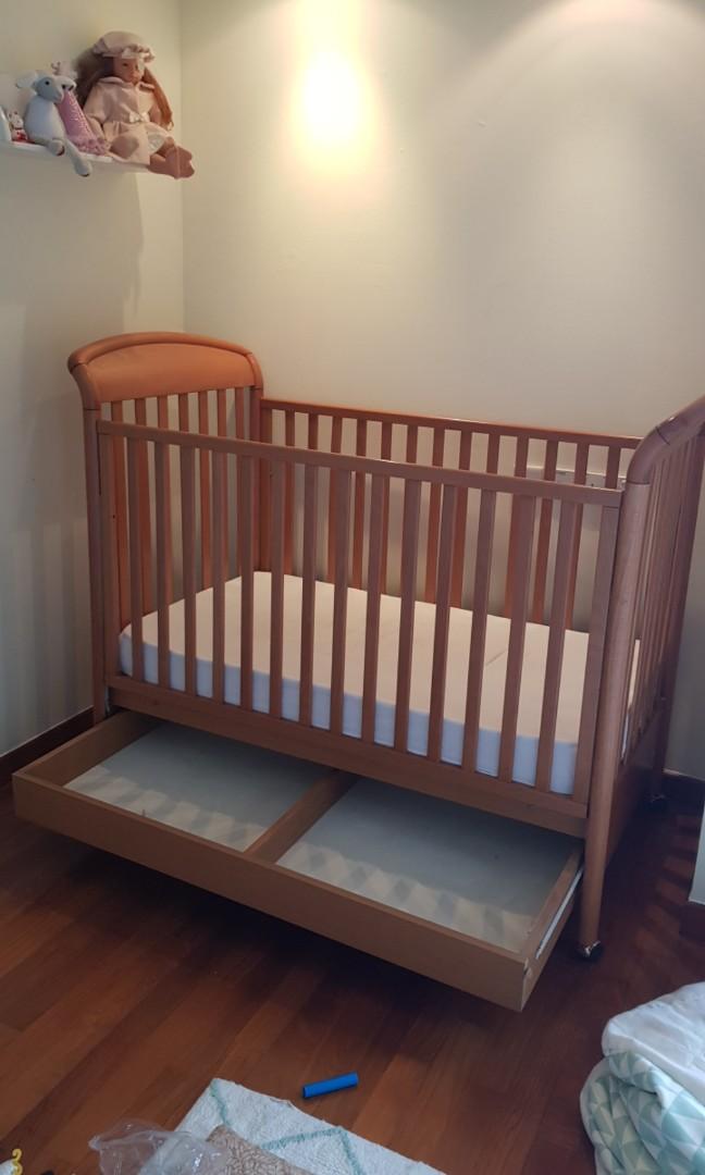 Pali wooden Convertible crib / cot - large, Babies & Kids, Baby Nursery ...