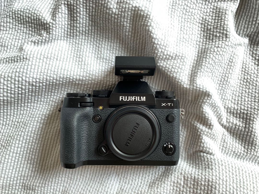 Fujifilm XT1 body with original box, Photography, Cameras on Carousell