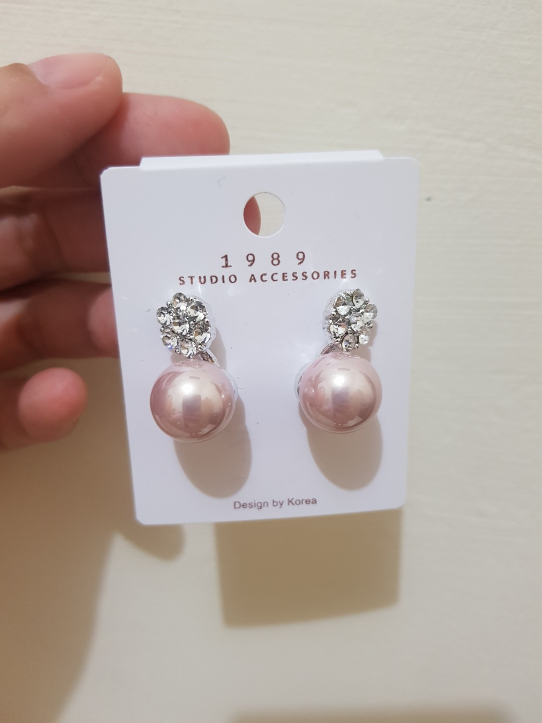 Anting mutiara pink, Fesyen Wanita, Perhiasan di Carousell