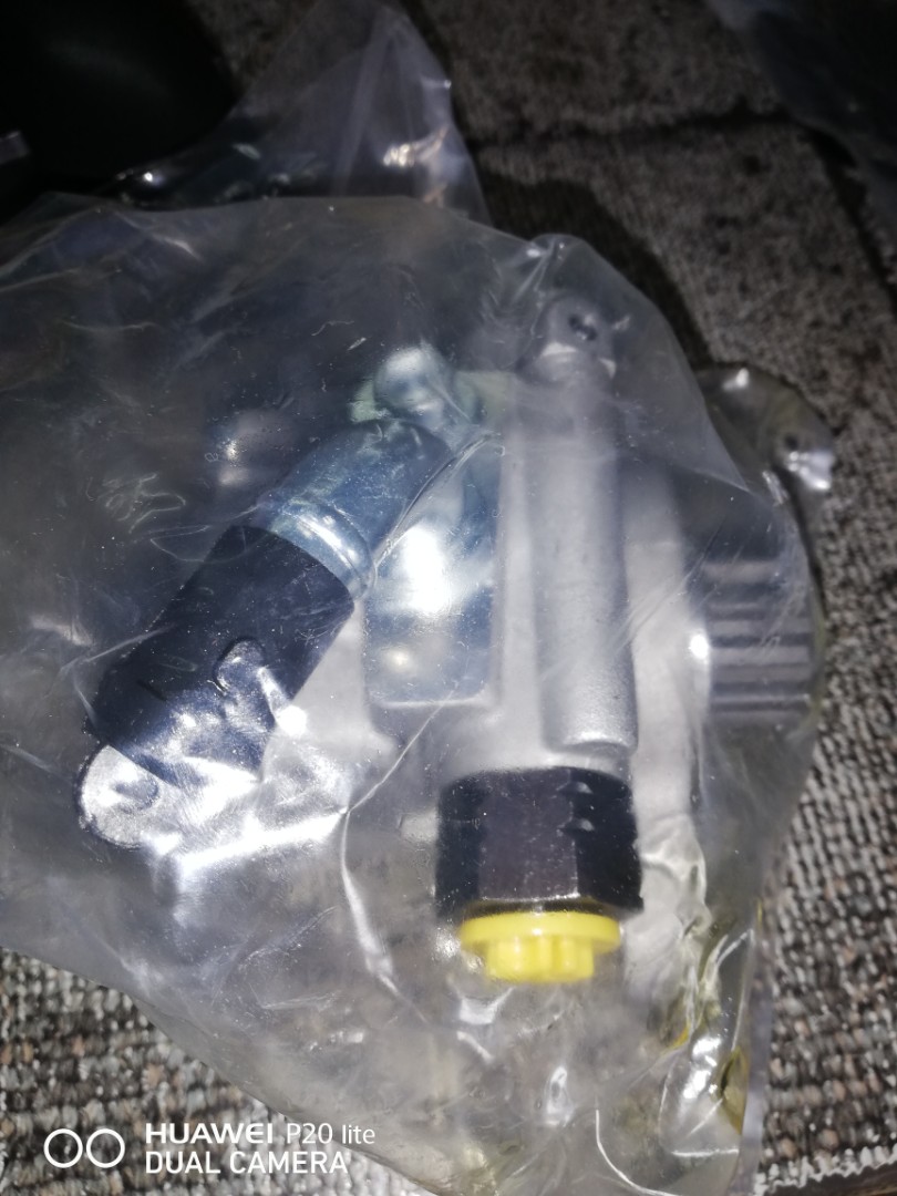 Toyota Hilux D4D steering pump, Car Parts & Accessories on Carousell