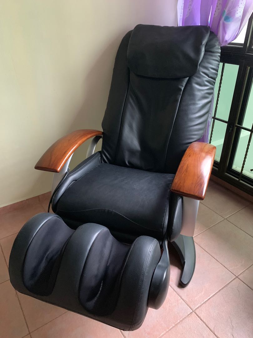 Osim massage chair, Furniture & Home Living, Furniture, Chairs on Carousell