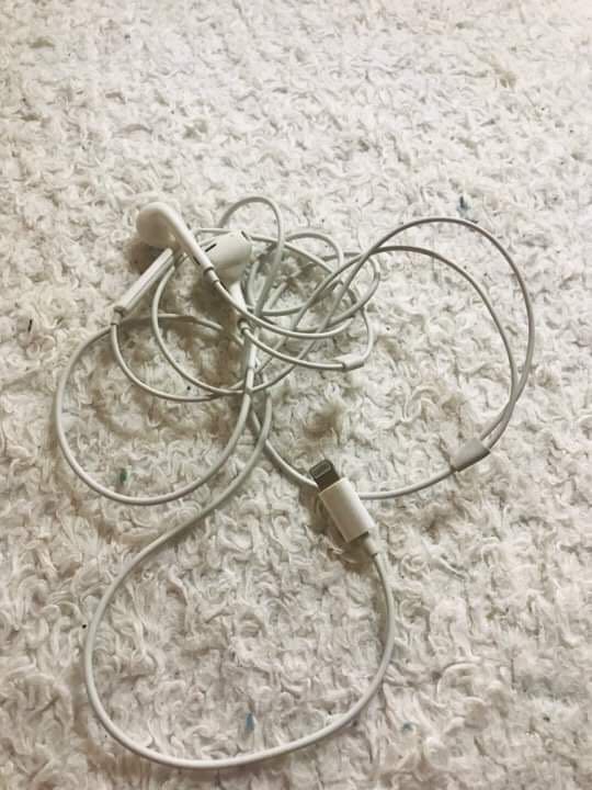 iPhone original earpods, Audio, Portable Audio Accessories on Carousell