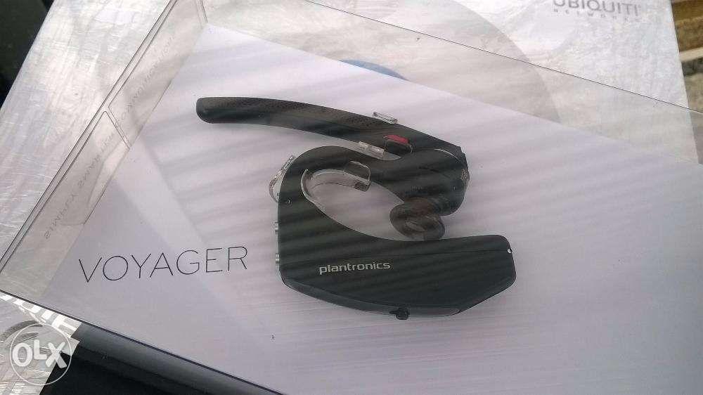 Plantronics Voyager 5200 headset and Charging Case, Mobile Phones ...
