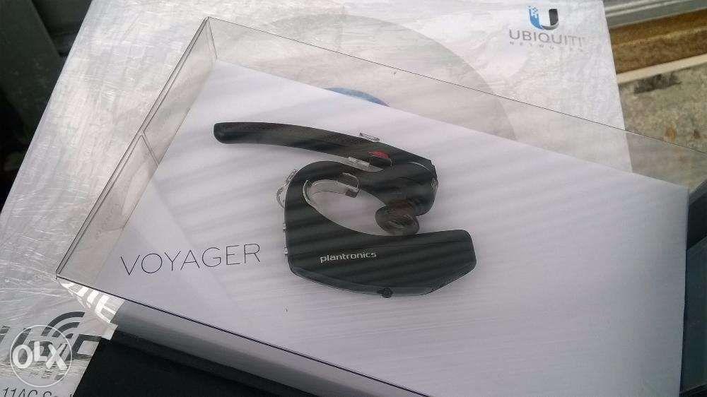 Plantronics Voyager 5200 headset and Charging Case, Mobile Phones ...