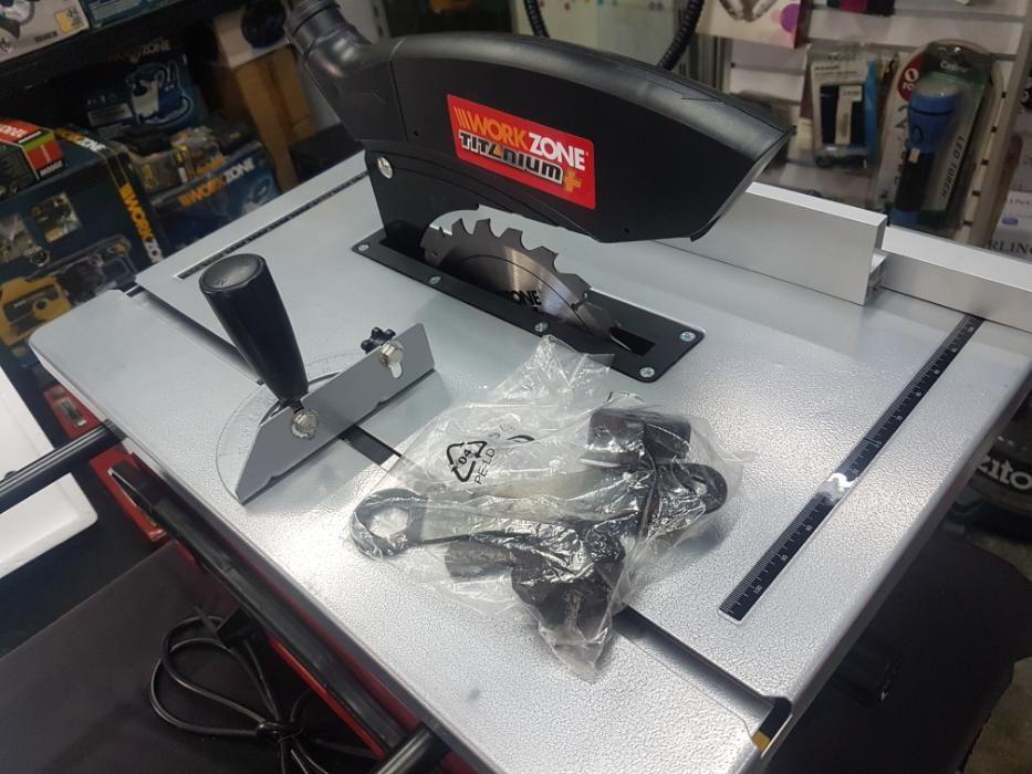 Table saw workzone, Commercial & Industrial, Construction Tools ...