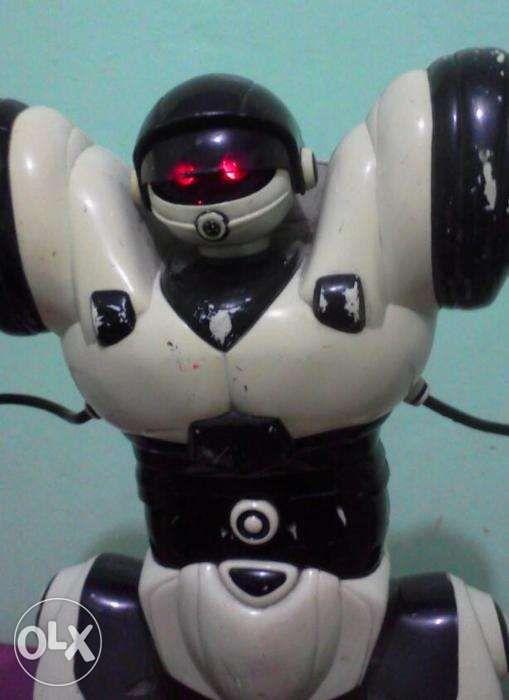 Vintage 2004 WowWee Robosapien Humanoid Robot Toy on Carousell