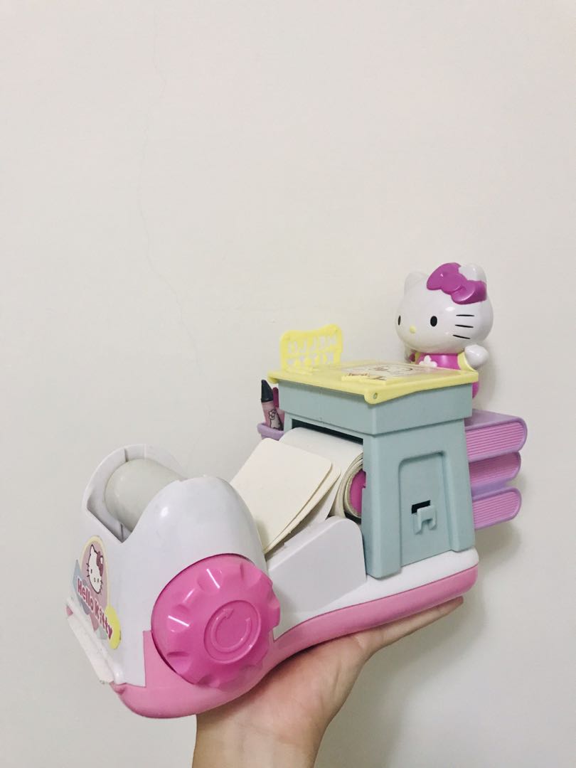 Hello Kitty 貼紙DIY製造機 （sticker maker machine), 書籍、休閒與玩具, 玩具、公仔、桌遊在旋轉拍賣