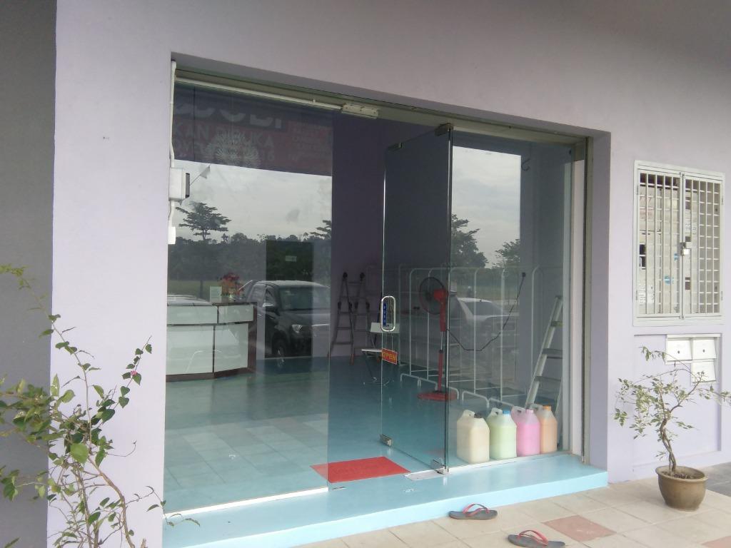 DINDING KACA KALIS PECAH TEMPERED GLASS WALL, Services, Others on Carousell