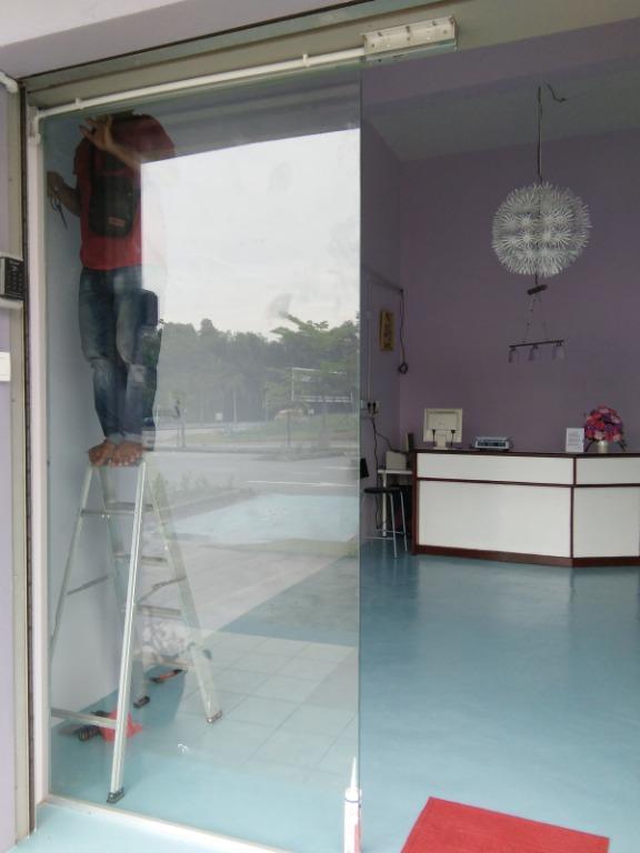 DINDING KACA KALIS PECAH TEMPERED GLASS WALL, Services, Others on Carousell