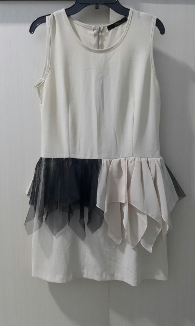 Broken white dress, Fesyen Wanita, Pakaian Wanita, Gaun & Rok di Carousell