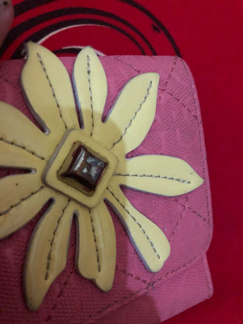 Dompet guess sesuai foto, Fesyen Wanita, Tas & Dompet di Carousell