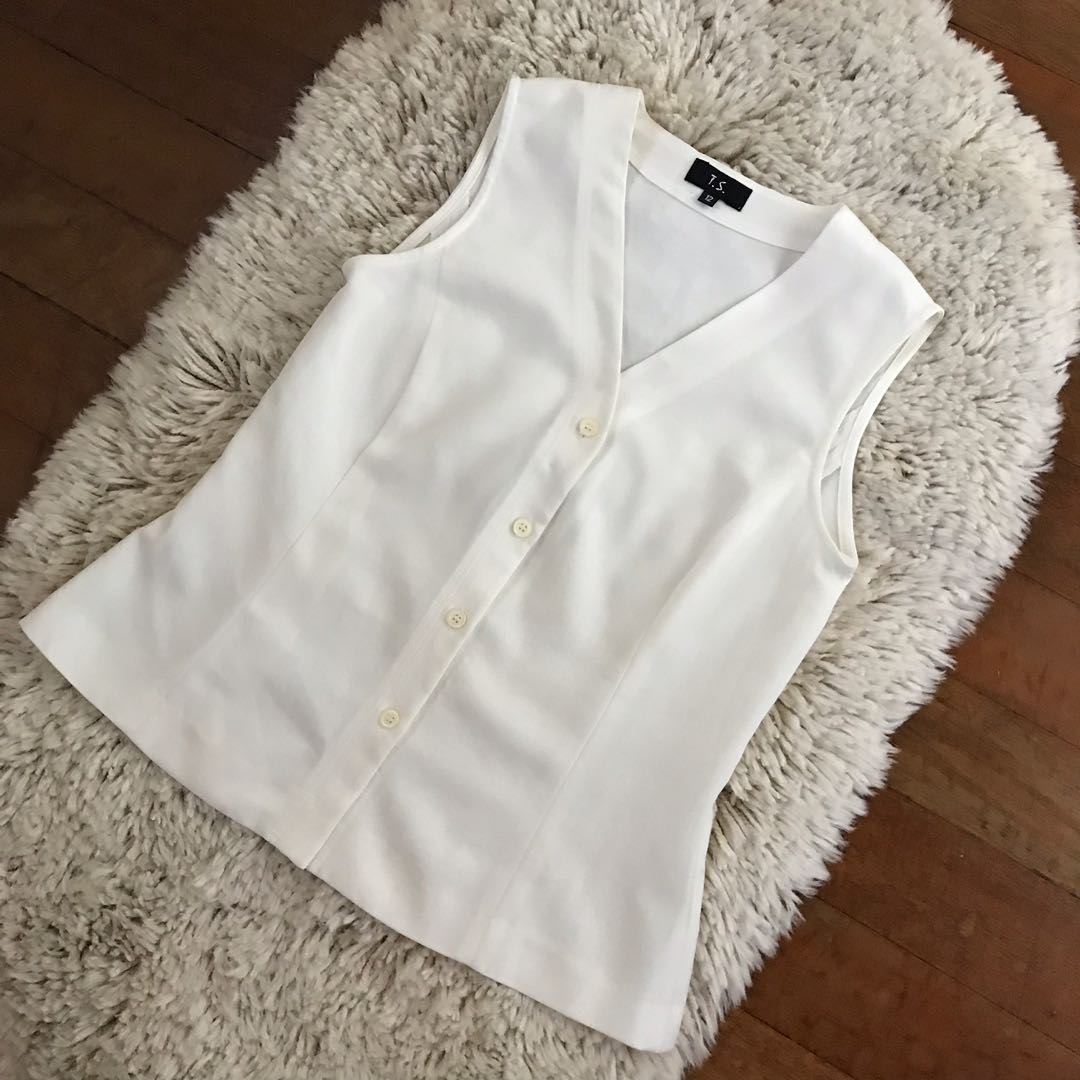 Classic White Top, Women's Fashion, Tops, Others Tops on Carousell