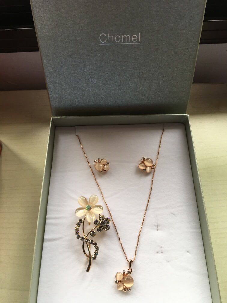 Chomel set, Women's Fashion, Jewelry & Organisers, Precious Stones on ...