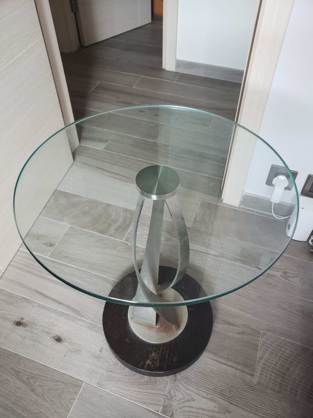 FREE small side table 45cm diameter and 55cm in height, 傢俬＆家居, 傢俬, 桌子 ...