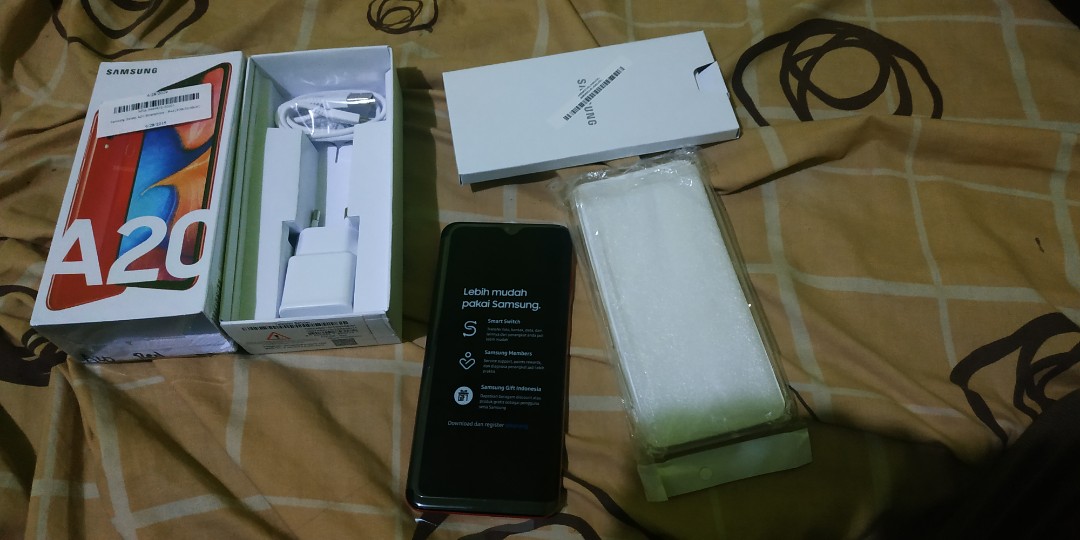 Samsung A20 merah, masih baru cuma buka kardus aja, Telepon Seluler ...