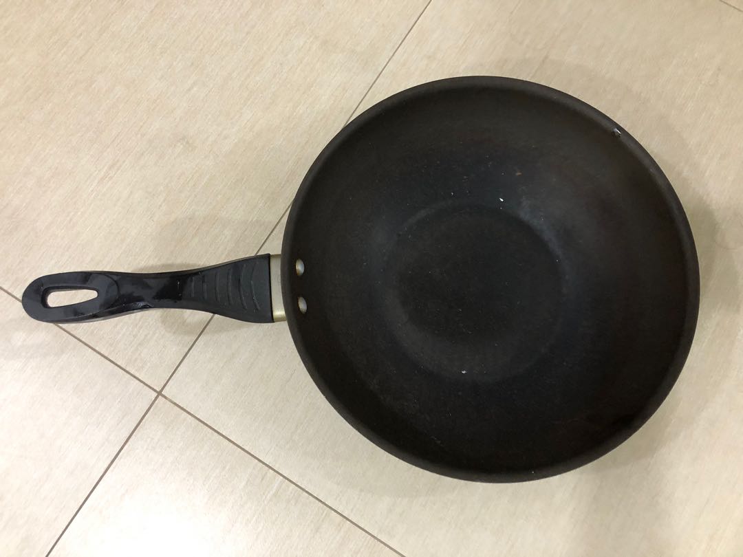 FREE 28cm wok frying pan ASD, Furniture & Home Living, Kitchenware ...
