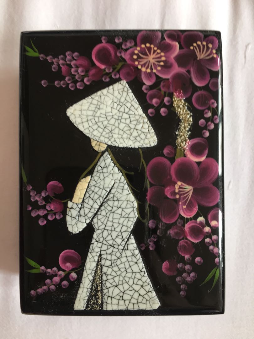 Vietnamese aoi dai box with mirrror, Food & Drinks, Local Eats on Carousell