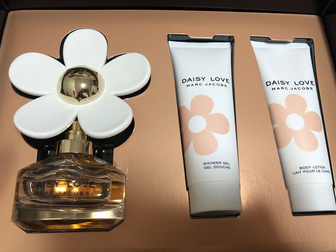 Marc Jacobs Daisy Love perfume set, Beauty & Personal Care, Fragrance ...