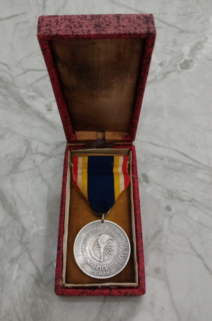 PINGAT PENGHORMATAN GURU (SILVER), Hobbies & Toys, Collectibles ...