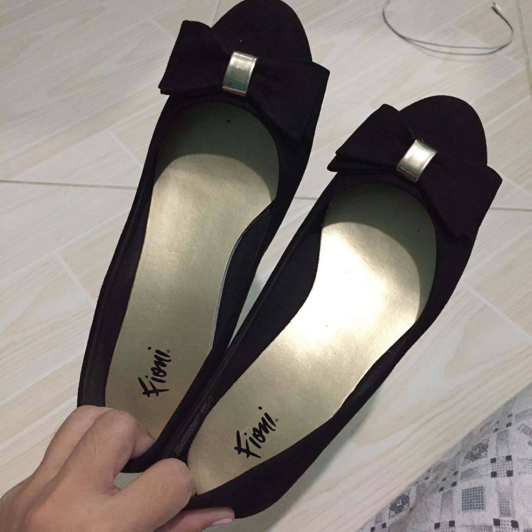 Close shoes, Women's Fashion, Footwear, Flats & Sandals on Carousell