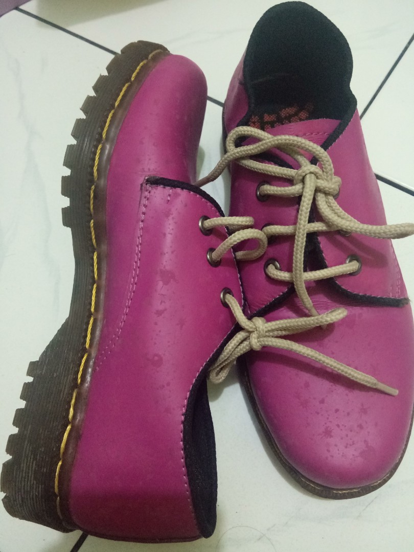 Sepatu dockmart, Fesyen Wanita, Sepatu di Carousell
