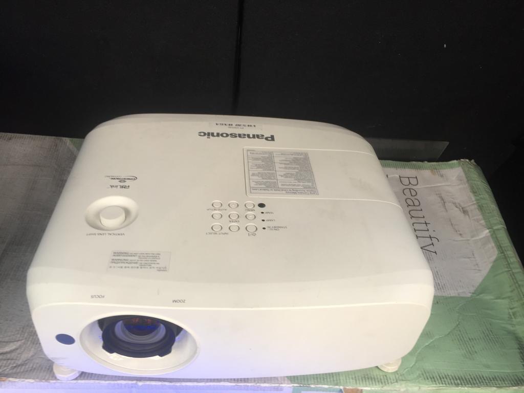 Panasonic Projector vw530, TV & Home Appliances, TV & Entertainment ...