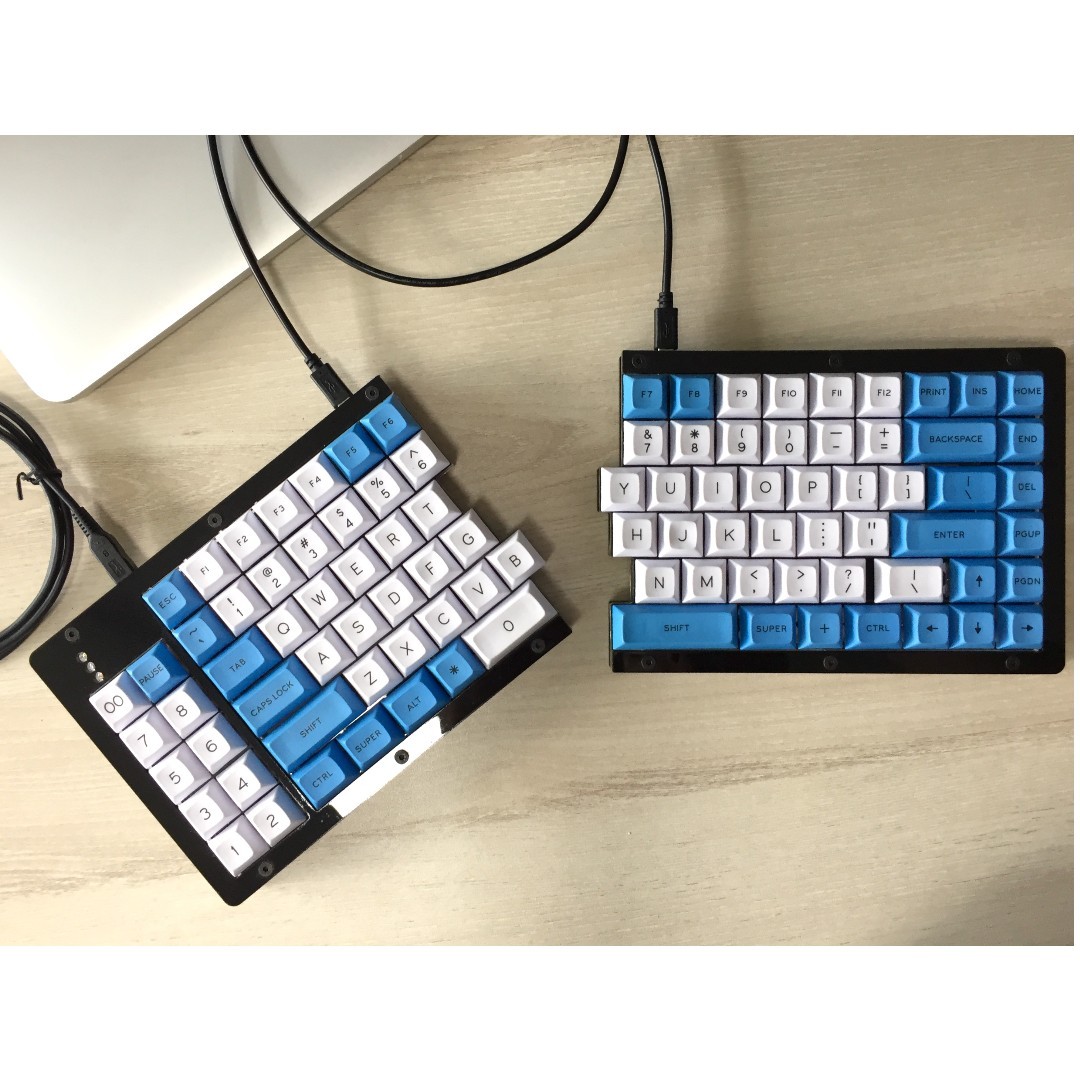 VE.A clone - 75% split keyboard with DSA WhiteFox-inspired keycaps ...