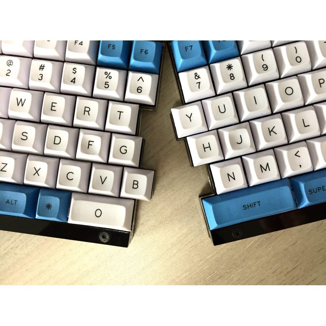 VE.A clone - 75% split keyboard with DSA WhiteFox-inspired keycaps ...