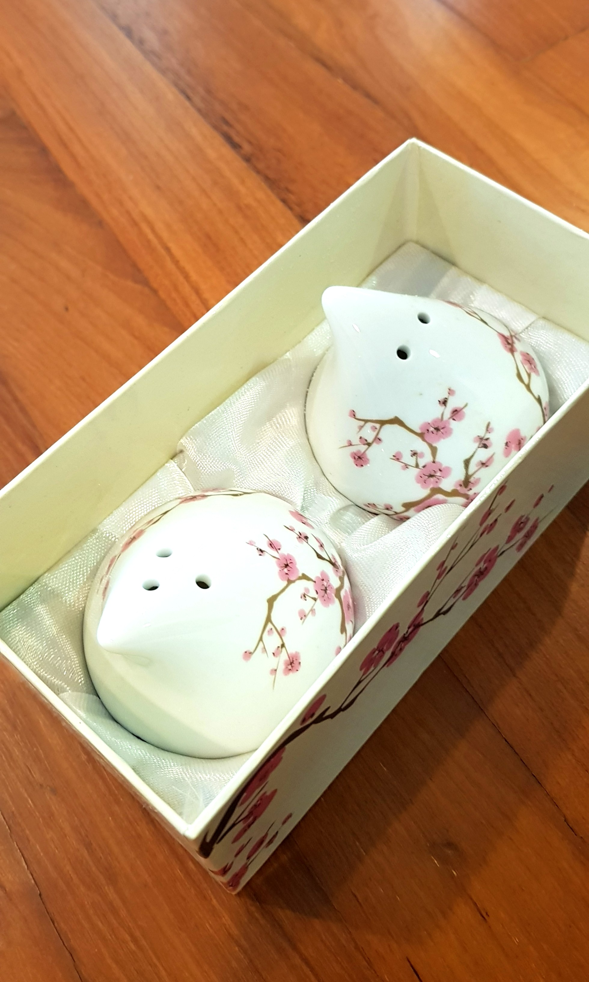 TABLE SALT & PEPPER DISPENSER, Furniture & Home Living, Kitchenware ...