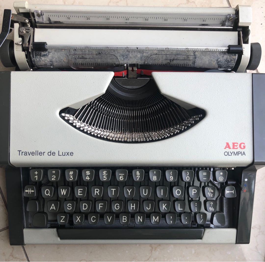 Vintage Typewriter AEG Olympia Traveller de Luxe, Hobbies & Toys ...