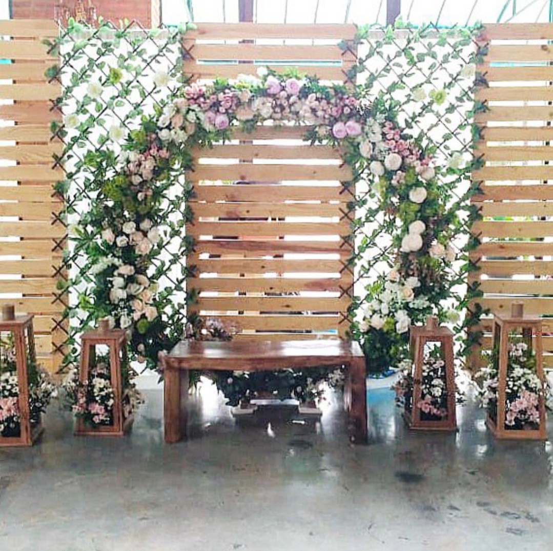 Backdrop lingkaran kayu., Perabotan Rumah di Carousell