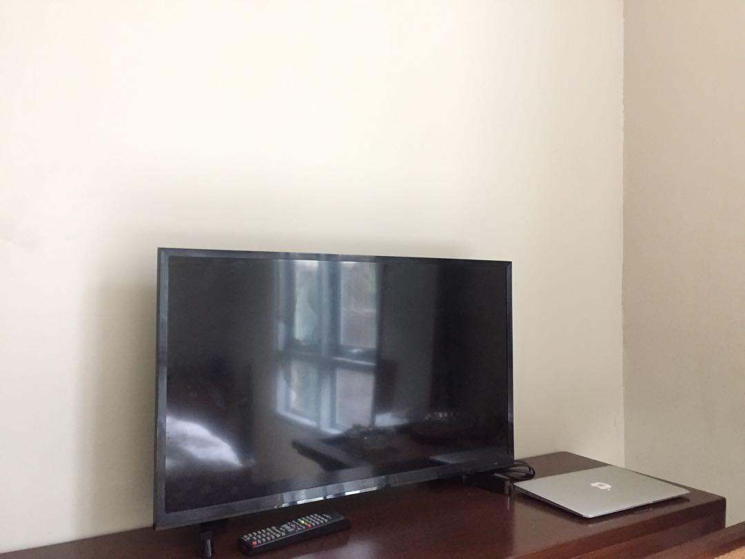 Flat Screen TV Devant 29” x 17”, TV & Home Appliances, TV ...