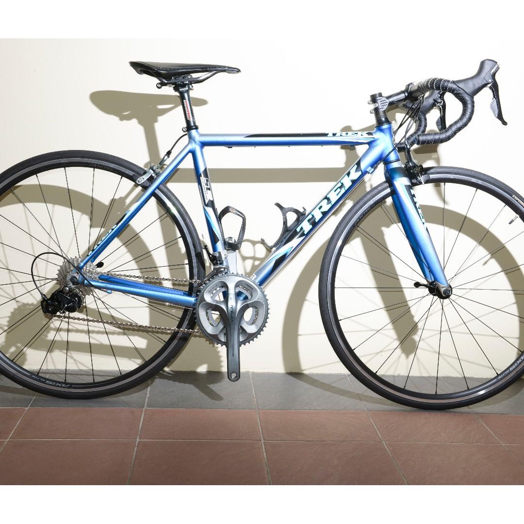 Road bikes: Specialized Tarmac and Trek Discovery, Sports Equipment ...