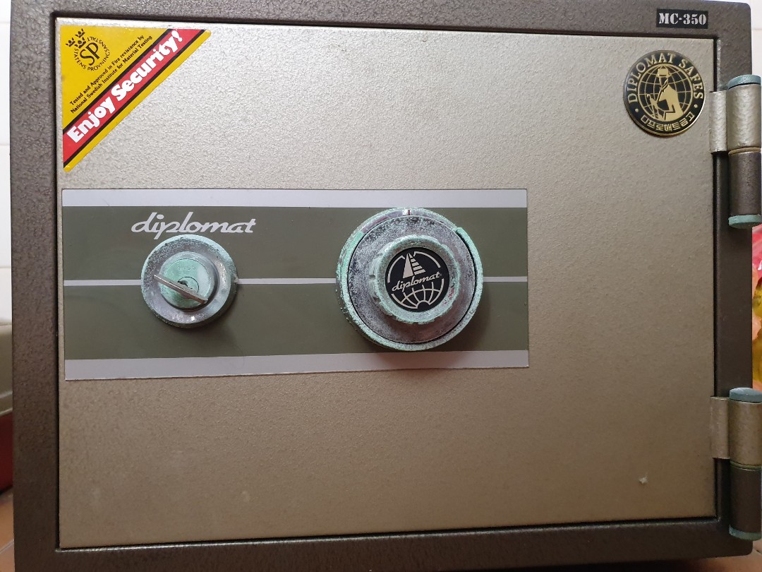 Diplomat safe deposit box, Women's Fashion, Jewelry & Organisers, Accessory holder, box ...