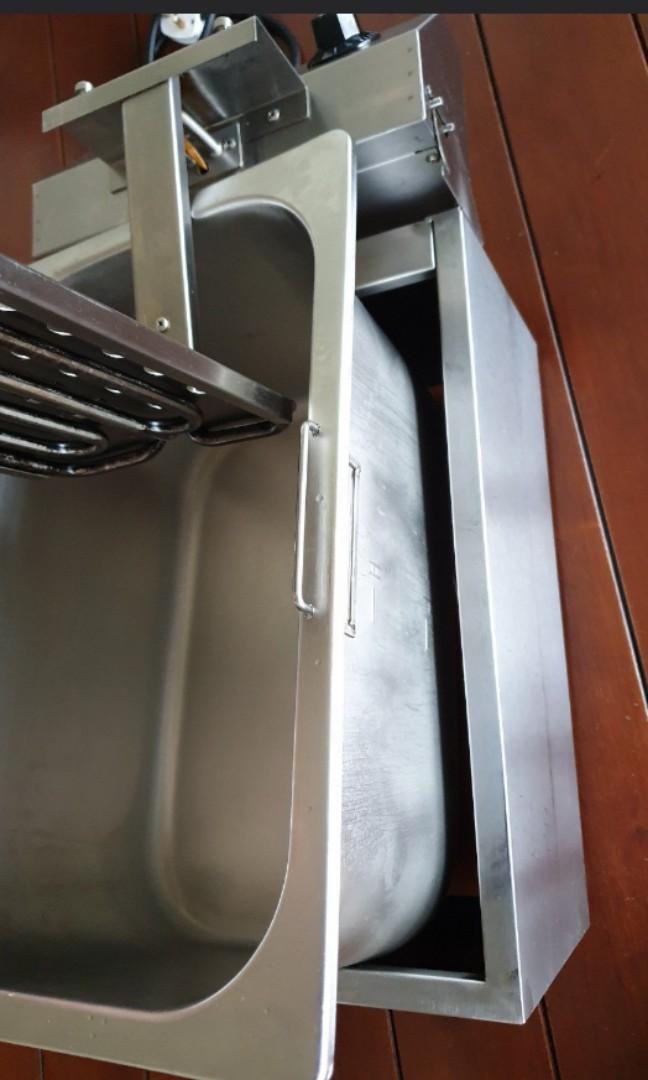 CROWN Deep Fryer SW171, Furniture & Home Living, Kitchenware ...