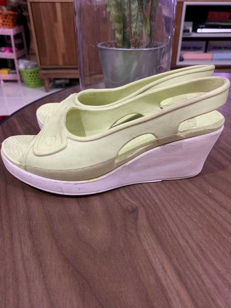 Original Crocs Shors, Women's Fashion, Footwear, Flipflops and Slides ...