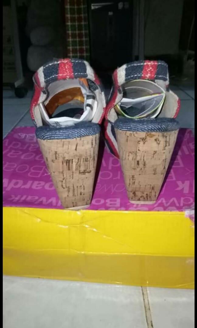 BoardWalk wedge (maong texture), Women's Fashion, Footwear, Heels on ...