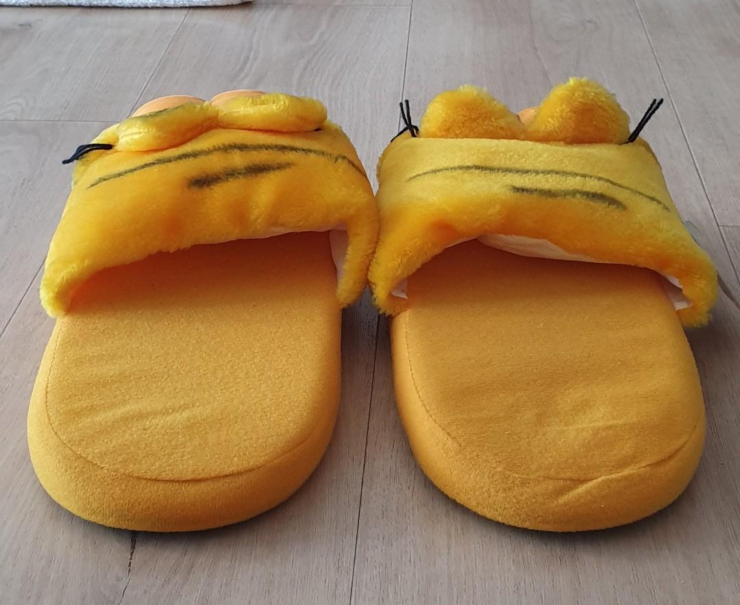 Garfield bedroom slipper, Men's Fashion, Footwear, Flipflops and Slides ...