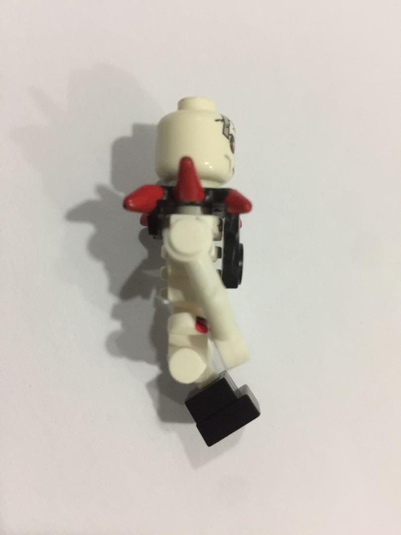 Lego Skeleton with vest BROKEN right leg , mini figurine, Hobbies ...