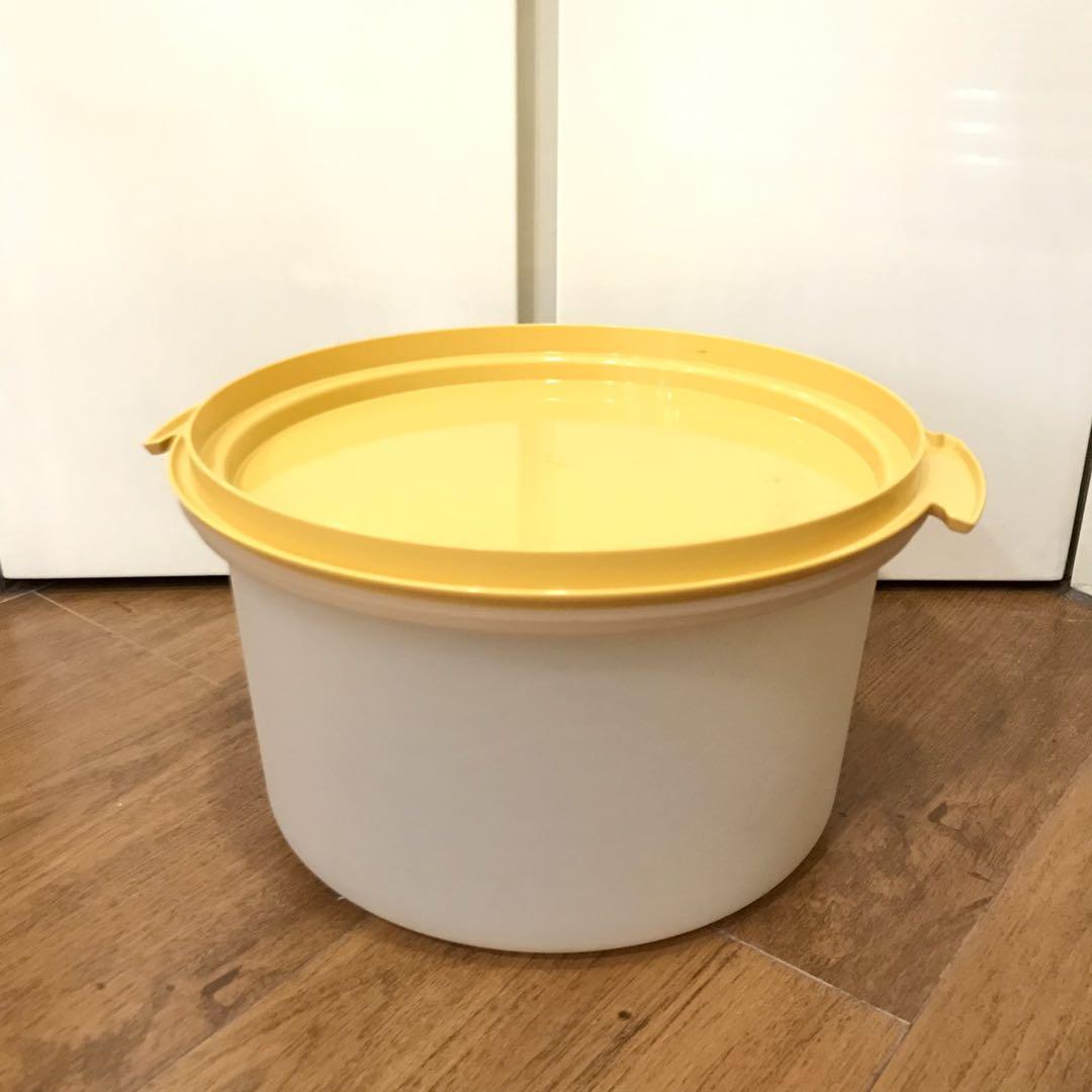 Tupperware Round Cake Server, Furniture & Home Living, Kitchenware ...