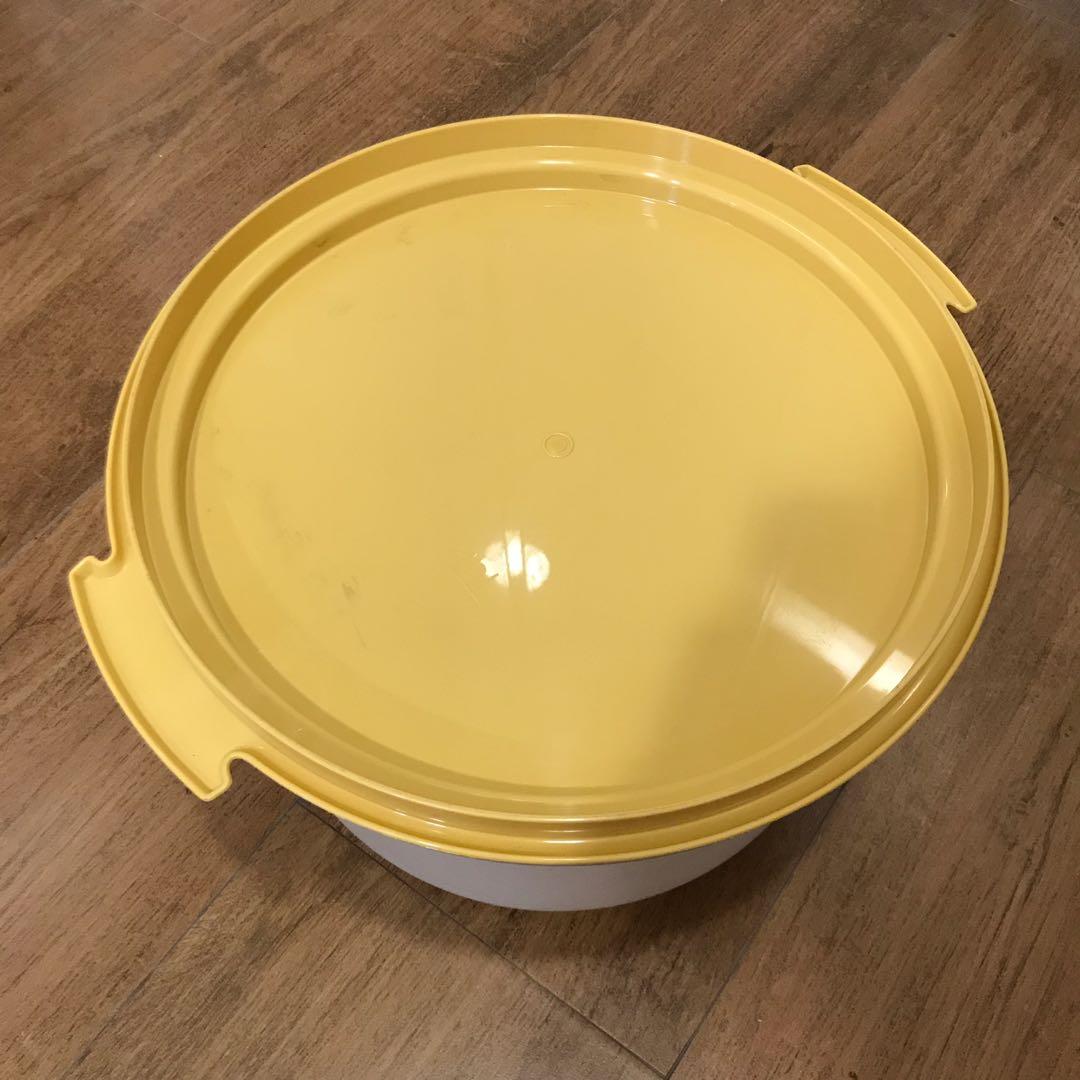 Tupperware Round Cake Server, Furniture & Home Living, Kitchenware ...