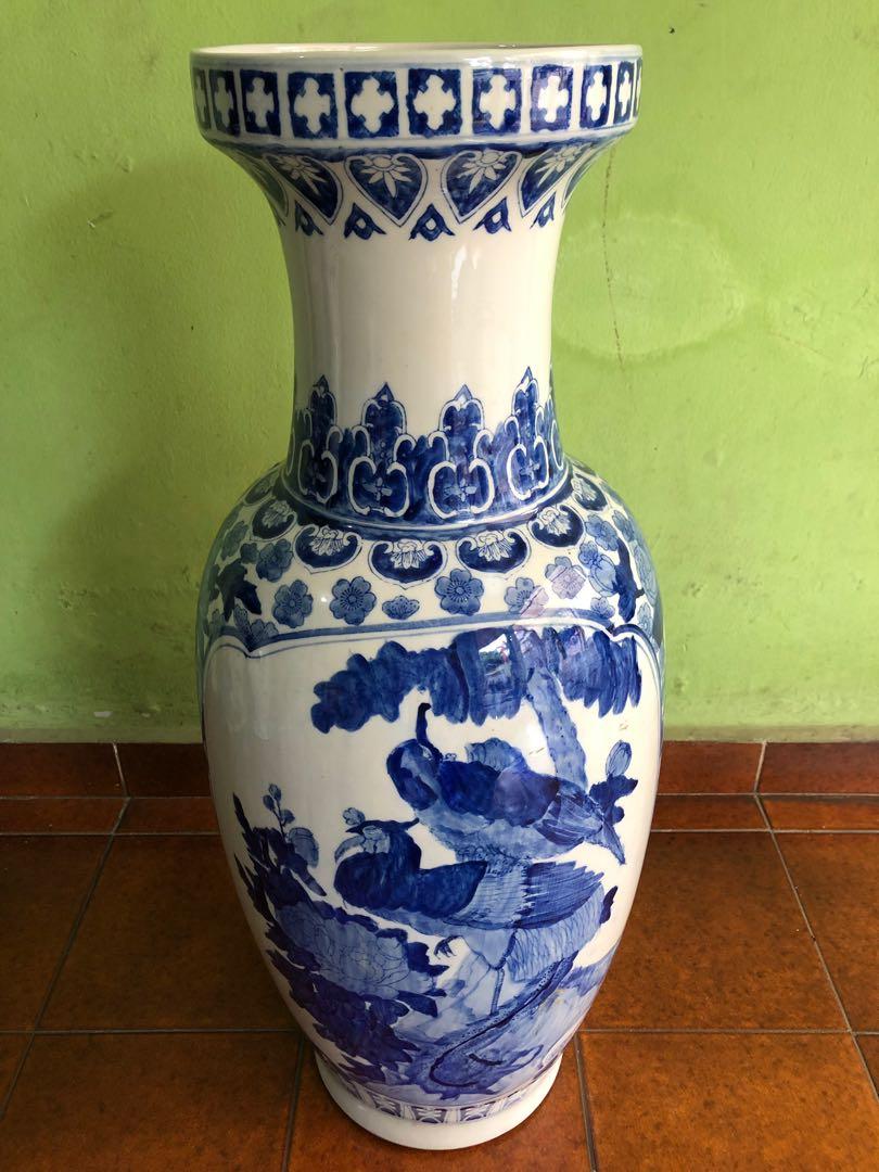 Guci tinggi biru putih antik motif burung hong, Antik, Lainnya di Carousell